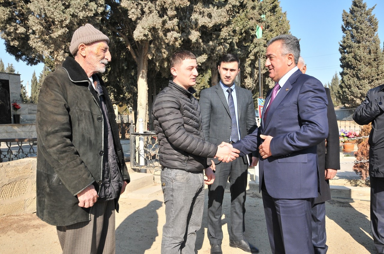 Abdin Fərzəliyev şəhidlərin məzarını ziyarət etdi — Fotolar