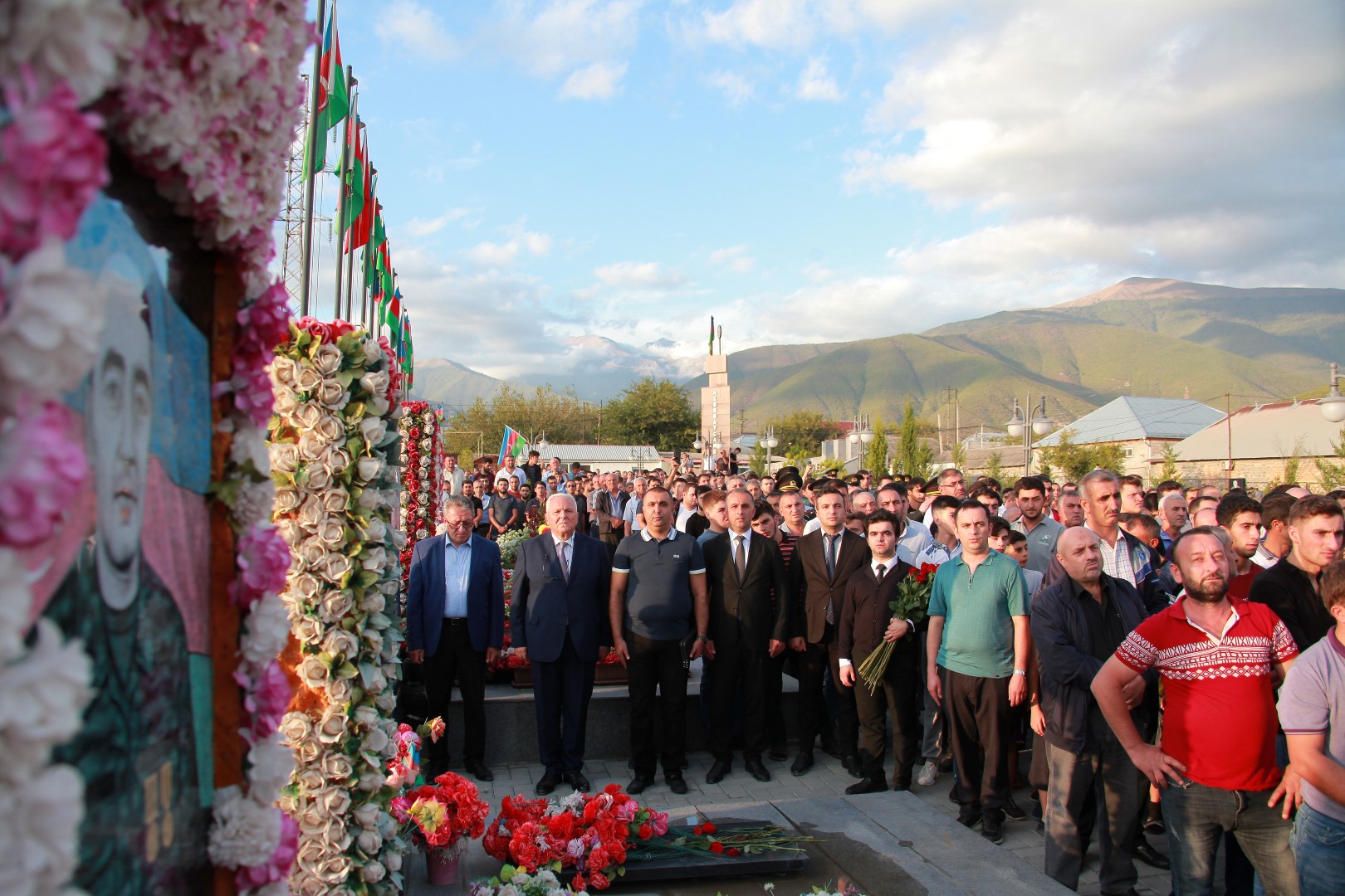 Şəkidə şəhid izdihamla son mənzilə yola salınıb — Fotolar
