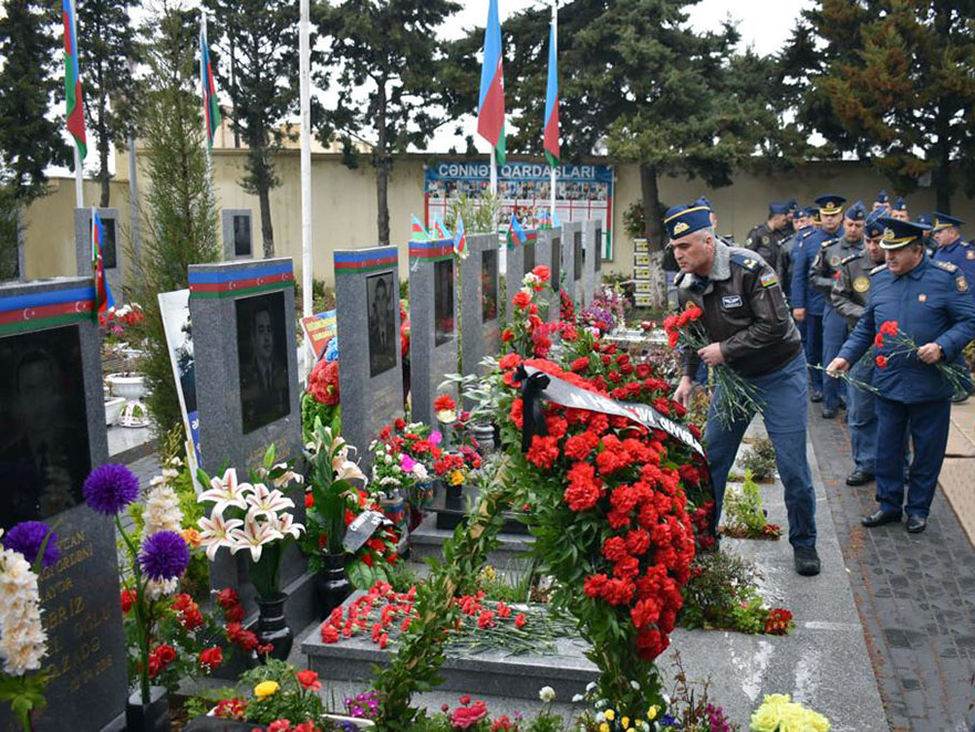 Aprel şəhidlərinin xatirəsi anıldı — Fotolar