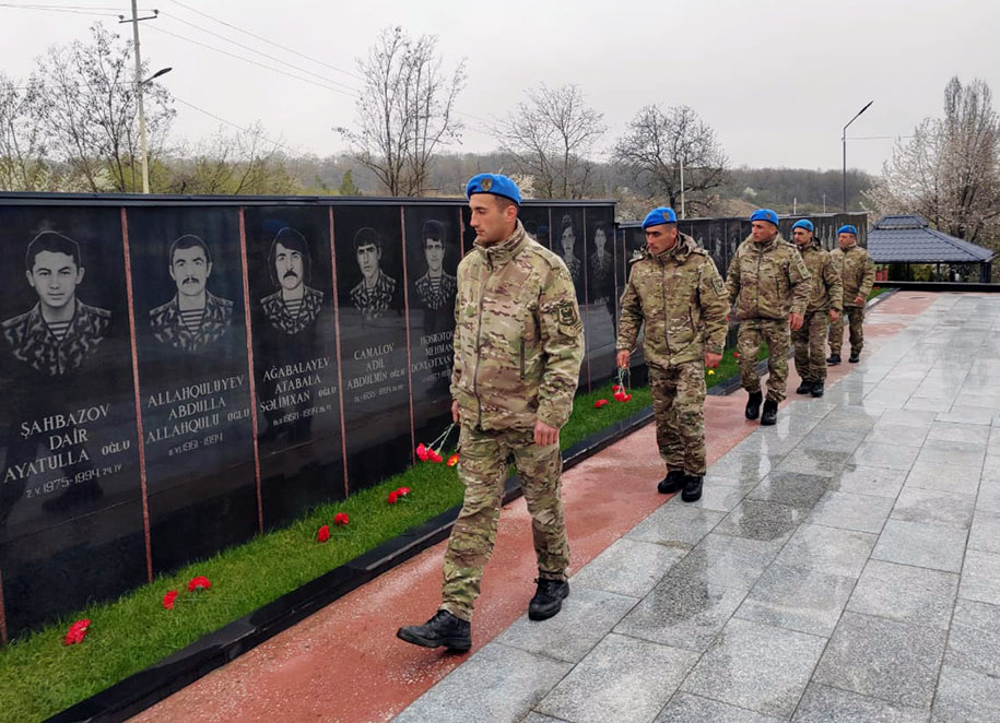 Aprel şəhidlərinin xatirəsi anıldı — Fotolar