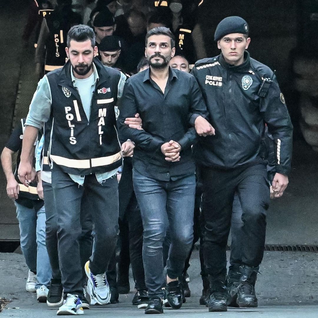 Dilan Polatla əri məhkəməyə belə aparıldı — Fotolar