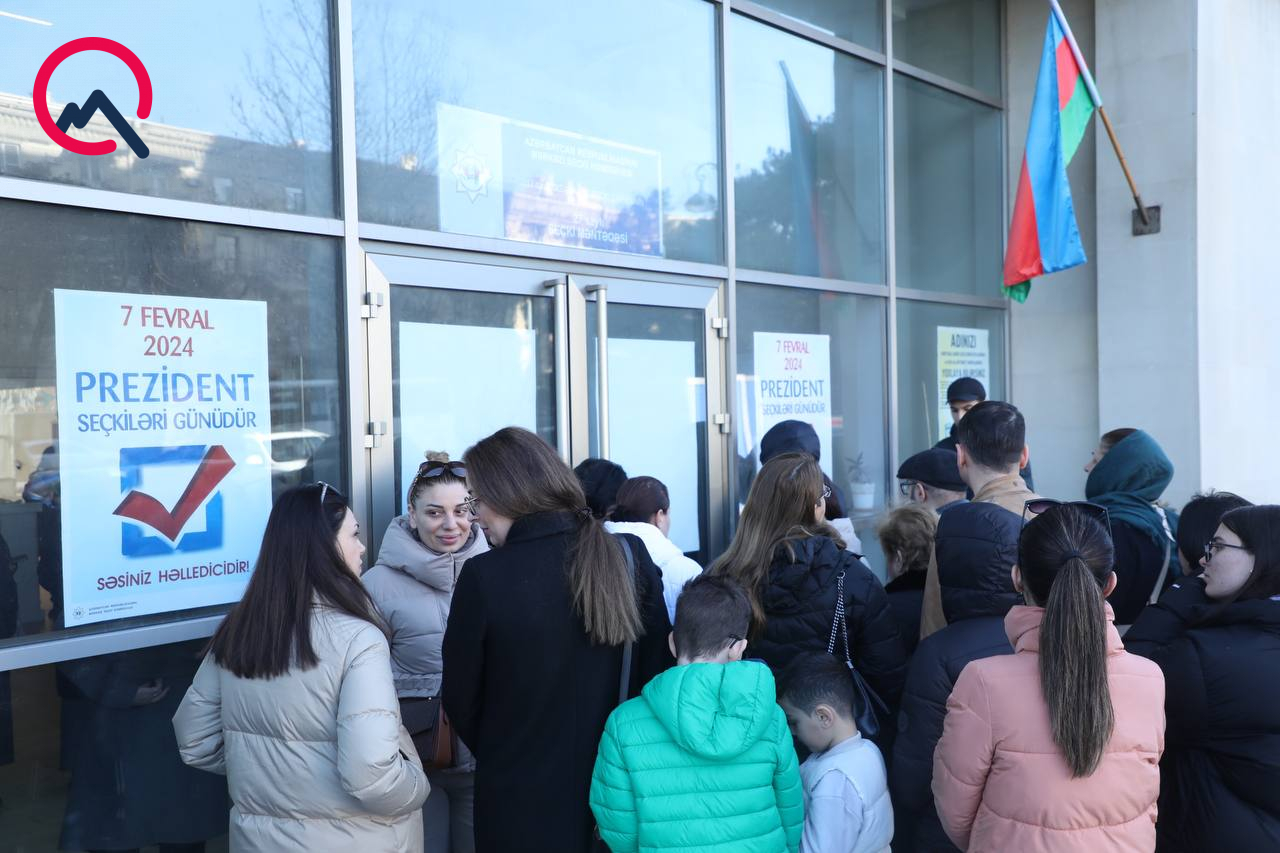 Seçki məntəqələrində növbələr — Fotolar